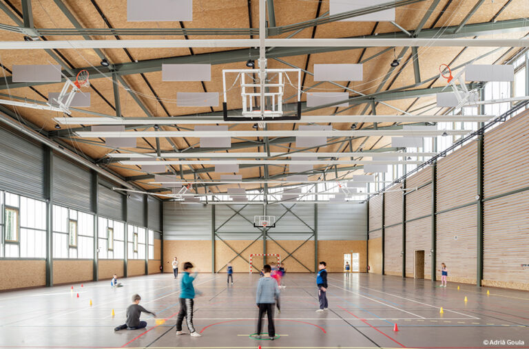 La charpente mixte métal - poutres en I d'un gymnase dans les Pyrénées ...